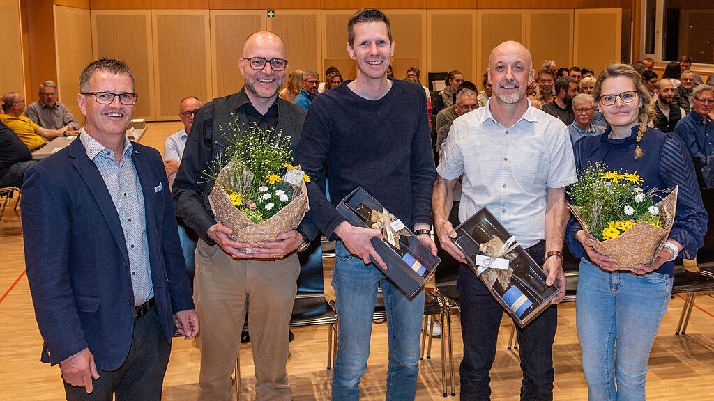 Gemeindepräsident Paul Betschart (von links) verabschiedete Gemeinderat Phil Eicher, Mario ...