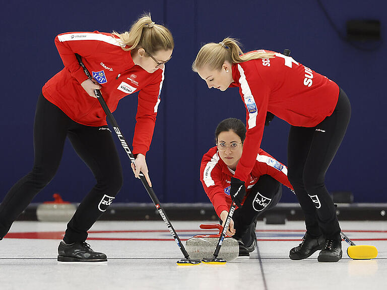 Auftaktsieg der Schweizer Curlerinnen