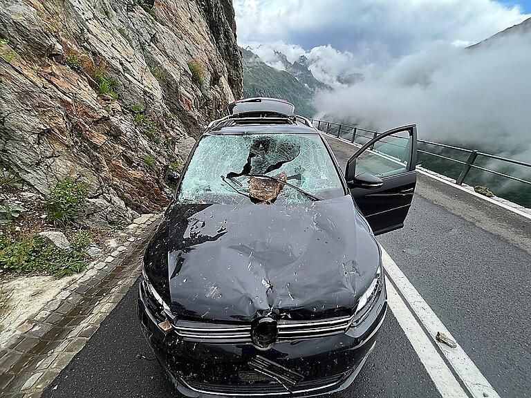 Autofahrer am Sustenpass durch herabfallenden Stein verletzt