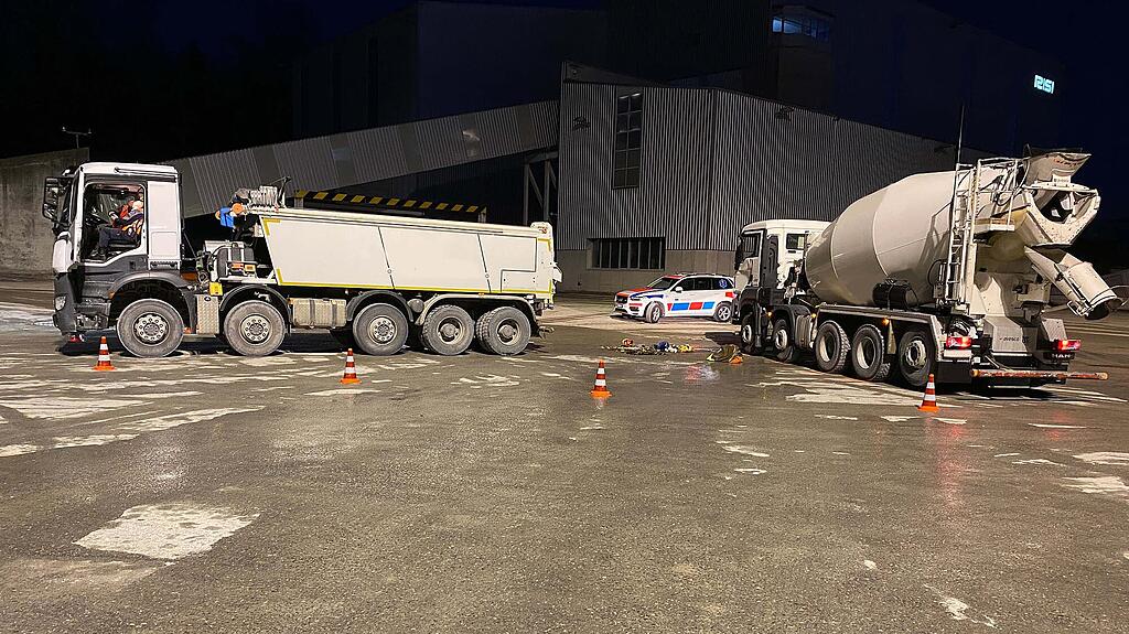 Arbeiter wird zwischen zwei Lastwagen eingeklemmt