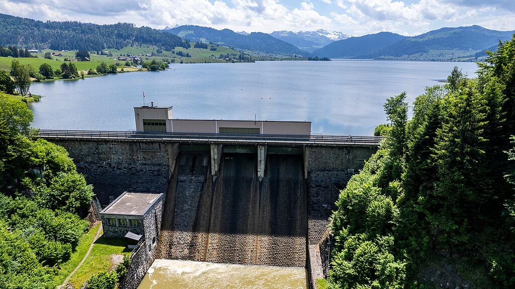 Die Staumauer des Etzelwerkes am Sihlsee in Egg.