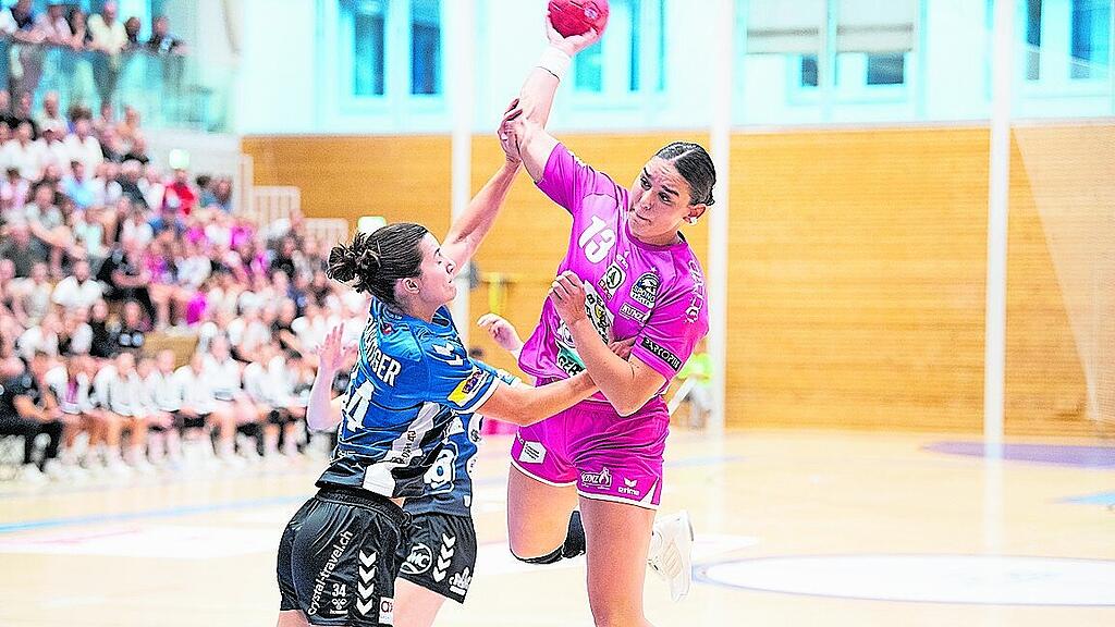 Celia Heinzer (am Ball), hier im Duell mit Zugs Emma Bächtiger: «Im ...
