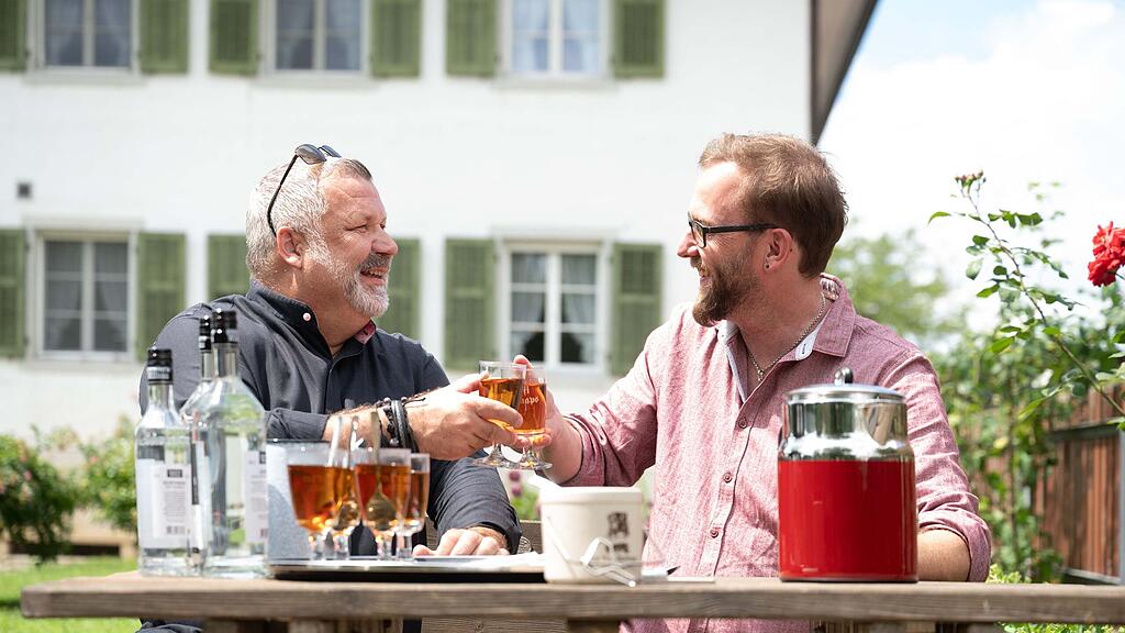 Klub-LUZ-Präsident Peti Federer und Vereinsmitglied Reto Roos trinken ...
