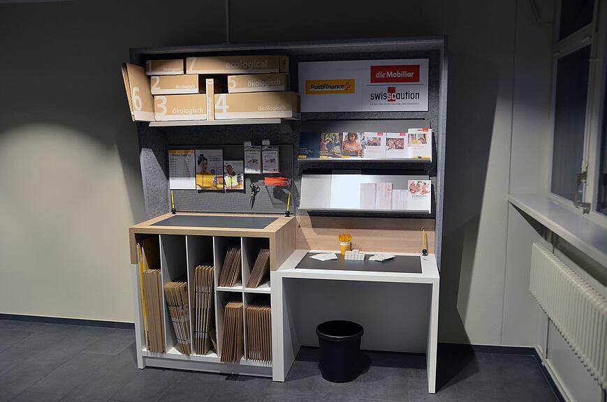 Viel Holz und offene Schalter in der Post Buochs