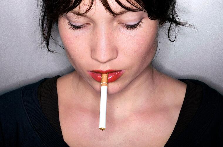 2089948_rauchen-zigarette-raucherin-gesicht-frau-jugend-jugendliche ...