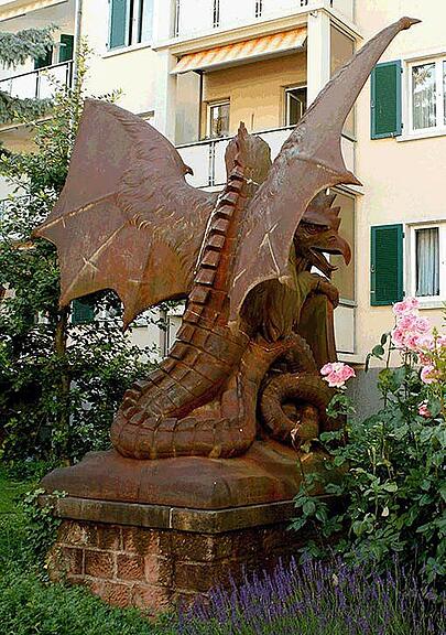 Hingeschaut: Ein Basler Basilisk thront auf der Rippertschwand in ...
