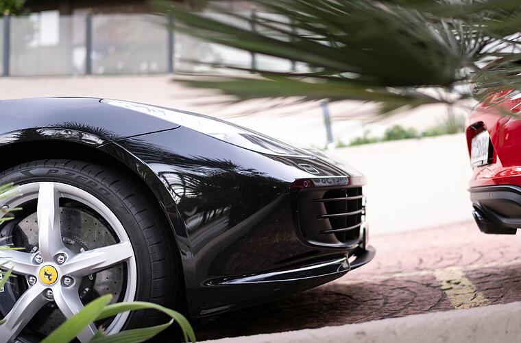 2021368_porsche-ferrari-sportauto-sportwagen-luxus-luxusauto-palme ...