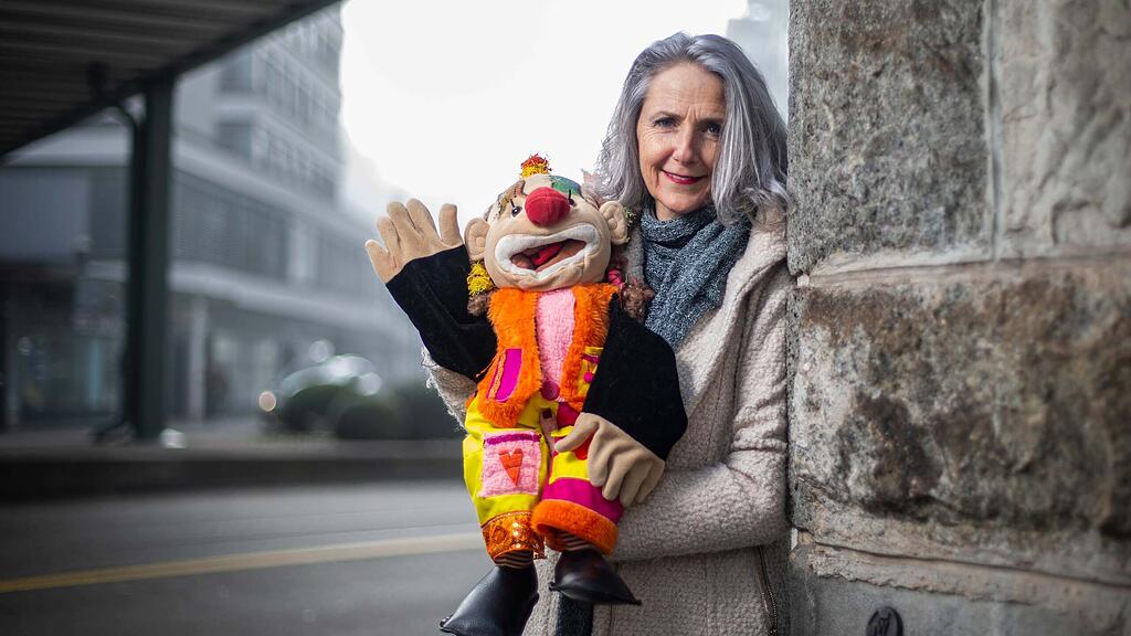 Die Clownin Doris Müller mit ihrem Baby-Clown.