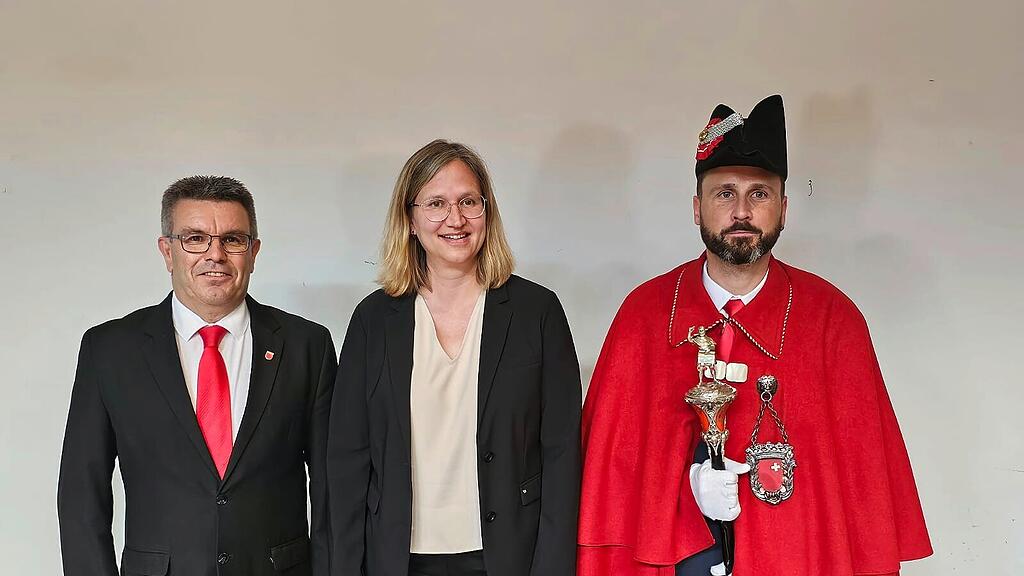 Anita Betschart mit Bezirksammann Walter Tresch (links) und ...