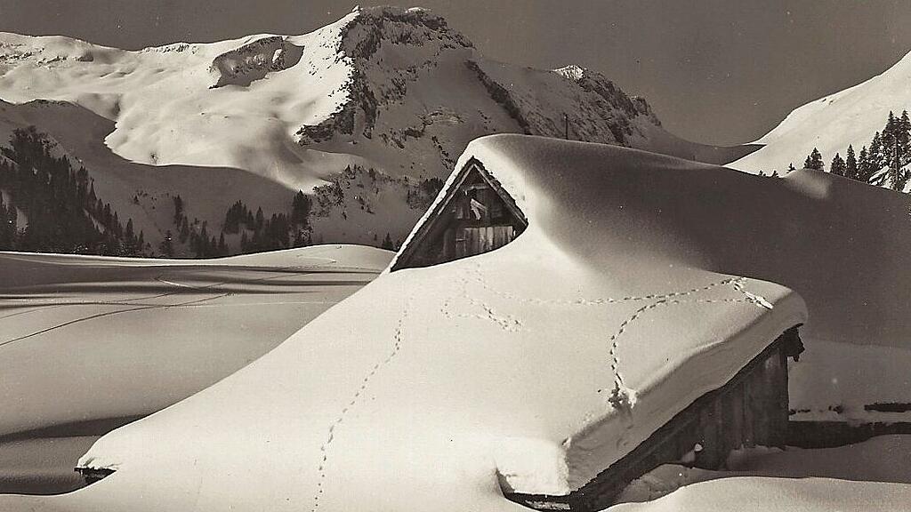 Unser Archivbild von 1953 zeigt eine Ansicht vom tief verschneiten Stoos.