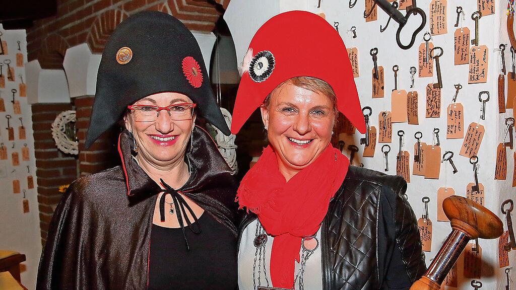 Die neue Zunftmutter Edith Strickler, rechts, wird an dieser Fasnacht ...