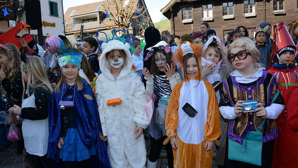 Schulkinder auf dem Dorfplatz in Immensee nach dem Umzug.
