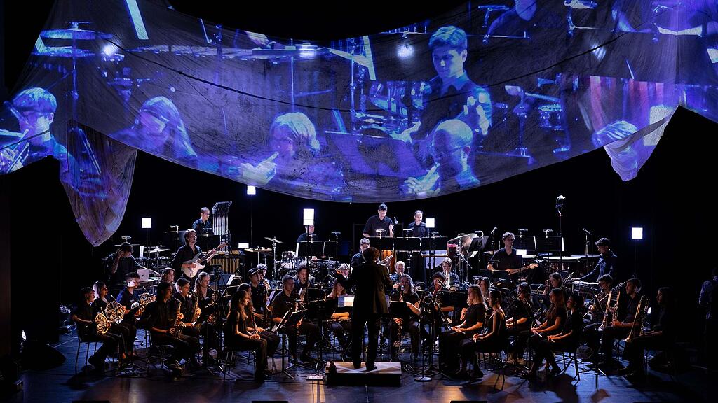 «A journey through visual soundscapes» ist ein Spektakel für mehrere Sinne.