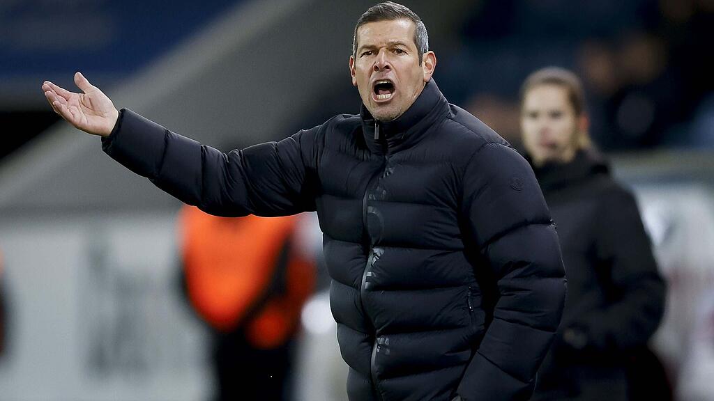 FCL-Cheftrainer Mario Frick gibt Anweisungen während des Super-League ...