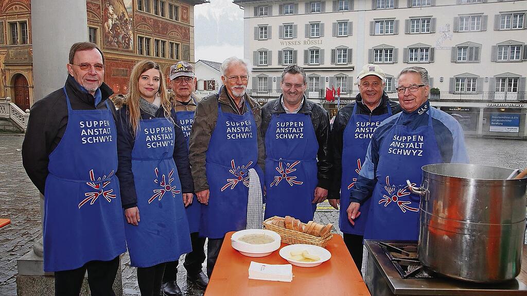 Standen am Gratis-Suppentag im Einsatz: Präsident Markus Grab, Aktuarin ...