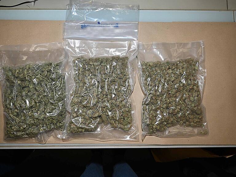 Zuger Polizei findet bei Hausdurchsuchungen mehrere Kilo Cannabis