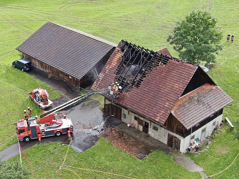 Scheune gerät nach Blitzschlag in Brand