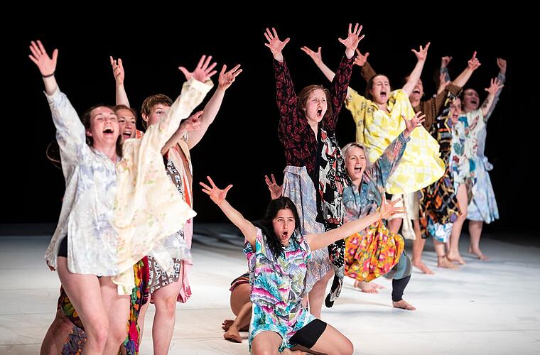 Tanz-Gesang-Performance aus Belgien: Wild, bunt und ungestüm