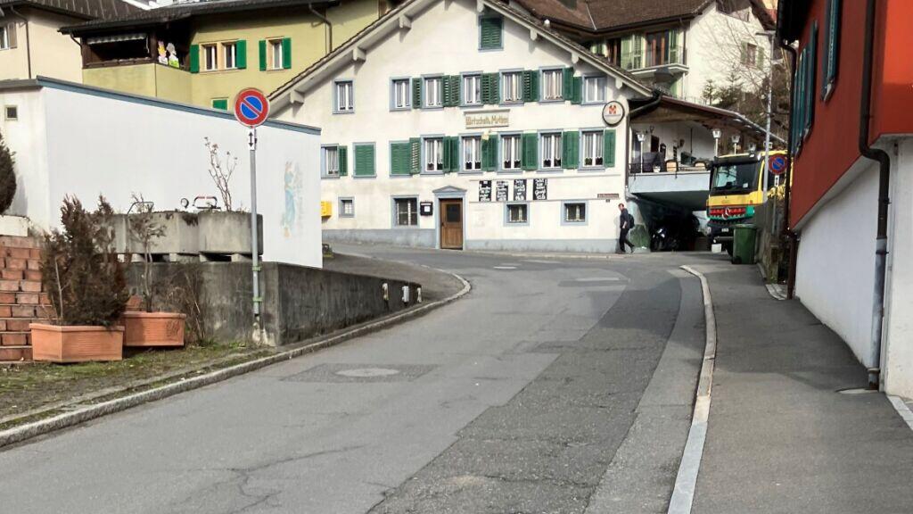 Die Dorfbachstrasse in der Gemeinde Schwyz muss während zwei Jahren saniert werden.