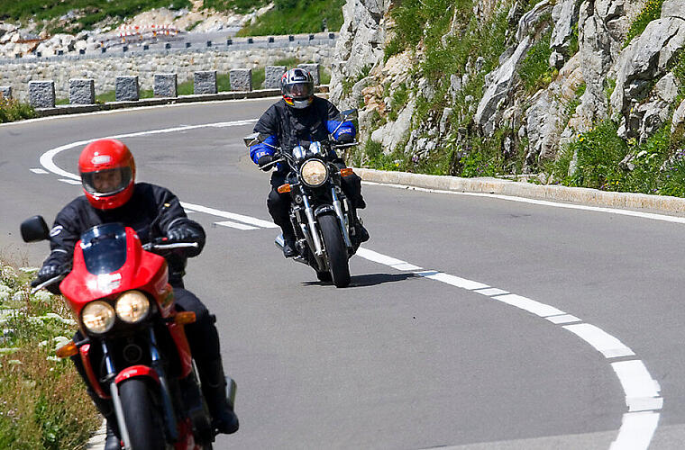 Zwei Motorradfahrer bei Unfällen am Sustenpass schwer verletzt