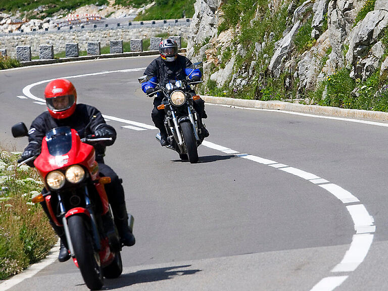 Zwei Motorradfahrer bei Unfällen am Sustenpass schwer verletzt