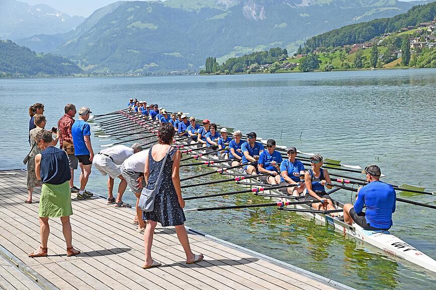 24 Ruderer und ein Steuermann in einem Boot