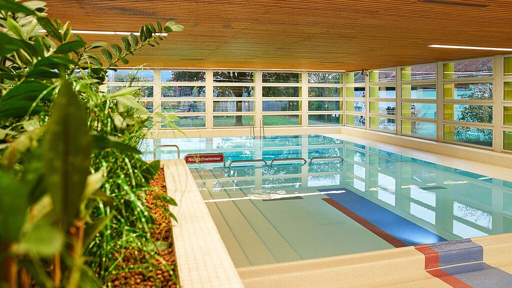 Das Hallenbad im Sporttrakt des Herti-Schulhauses wird gut genutzt von Besuchern und Schulen.