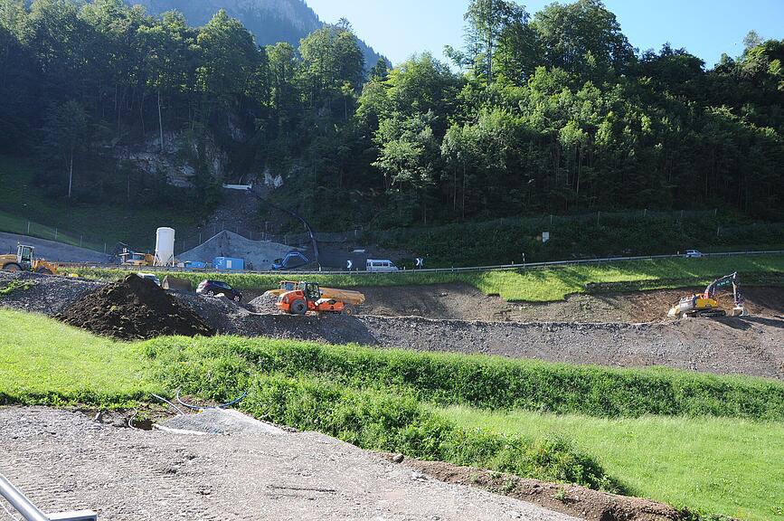 Das Grossprojekt Kaiserstuhltunnel macht sich unübersehbar in der Natur ...
