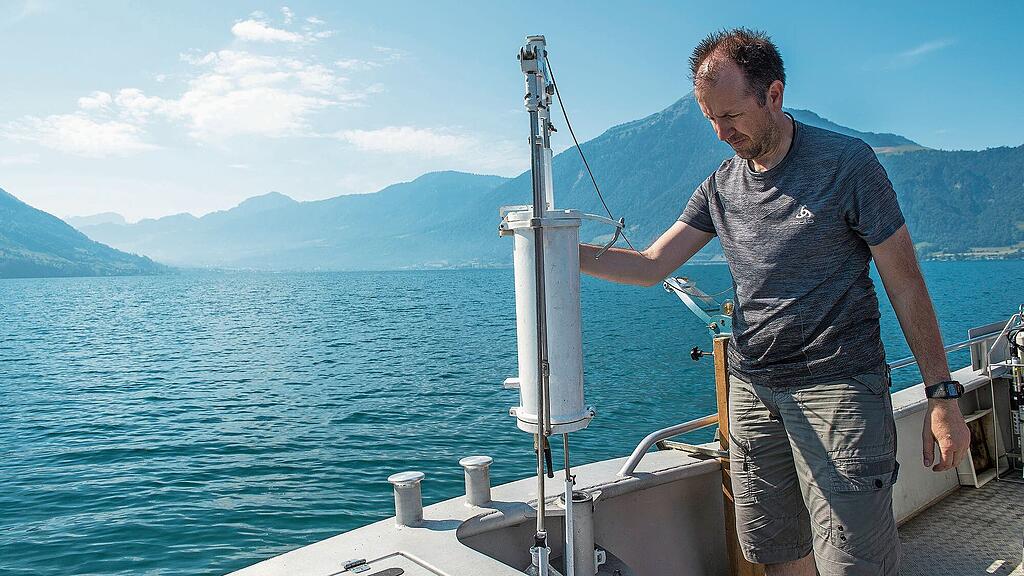 Michael Feld entnimmt einmal pro Monat Wasserproben aus dem Zugersee ...