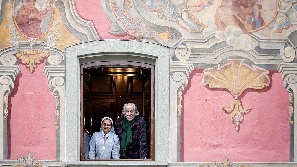 Freuen sich über die gelungene Fassadenrestaurierung am Claver-Haus ...