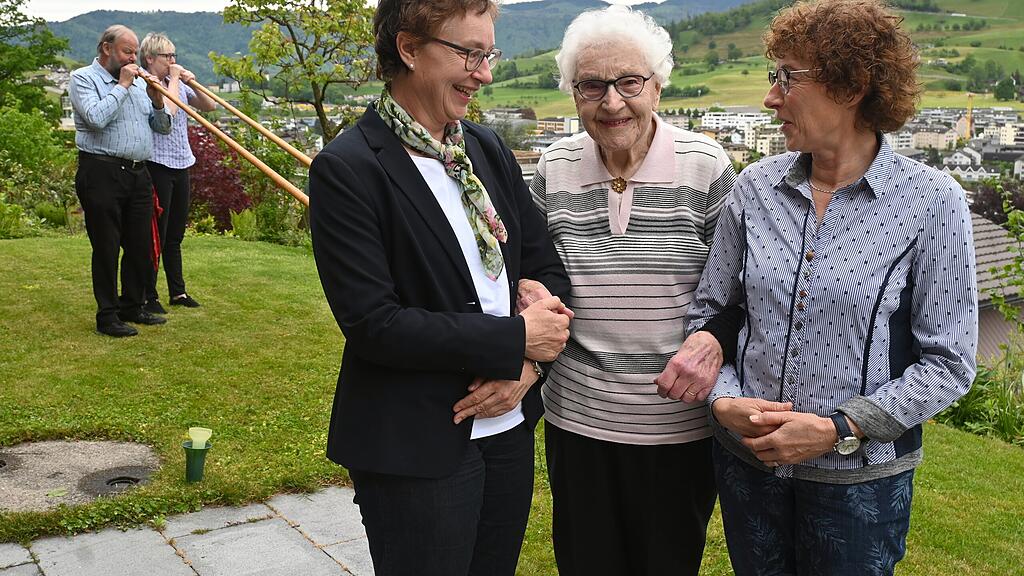 Die 100-jährige Berta Truttmann mit ihren Töchtern Berta Truttmann ...