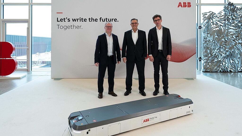 Sevensense-Gründer Gregory Hitz (r.) zeigt mit ABB ...