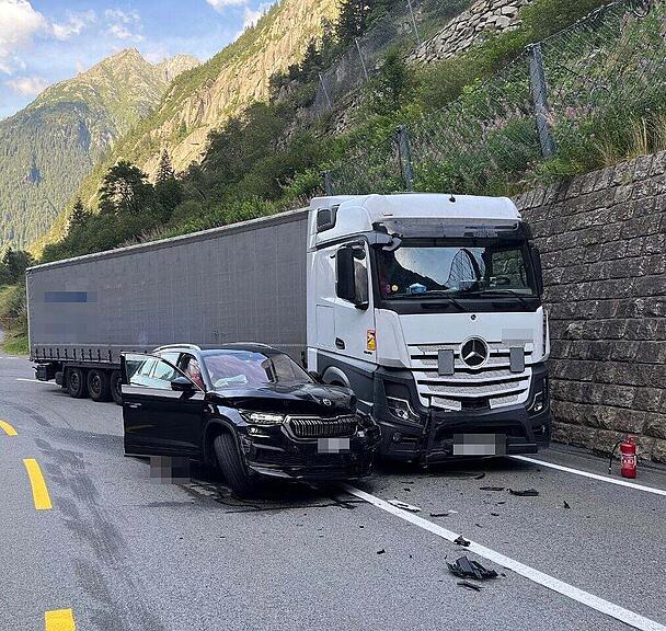 Gegenverkehr übersehen: Unfall mit Lastwagen und Auto in Andermatt fordert zwei Verletzte