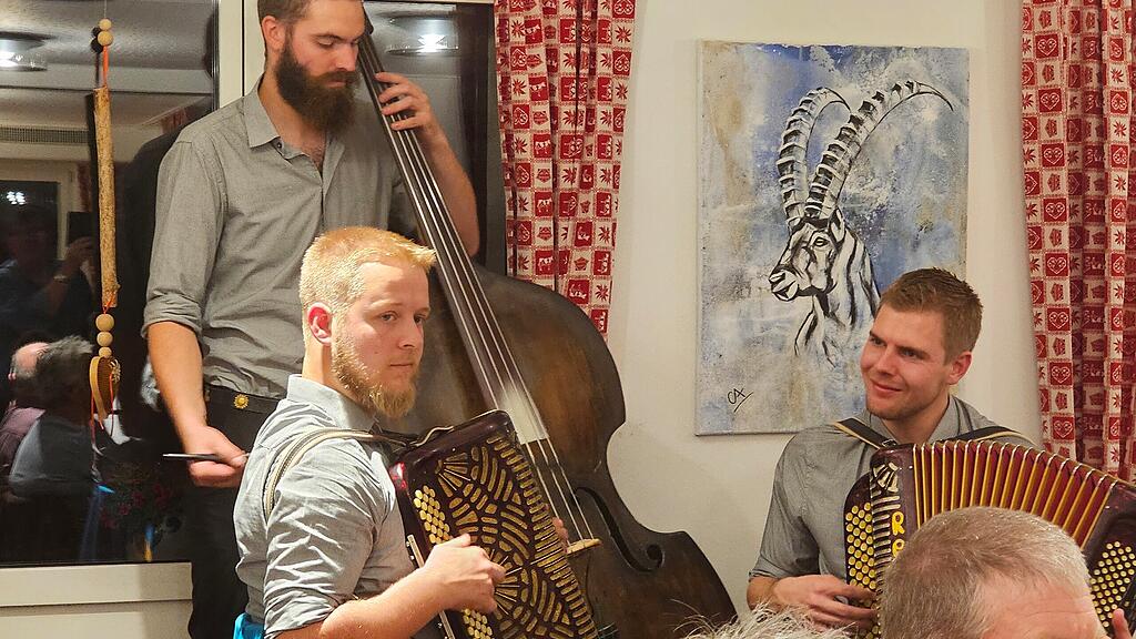 Seebi Diener (Bass), Beny Gasser (links) und Niklaus Hess erfreuten das ...