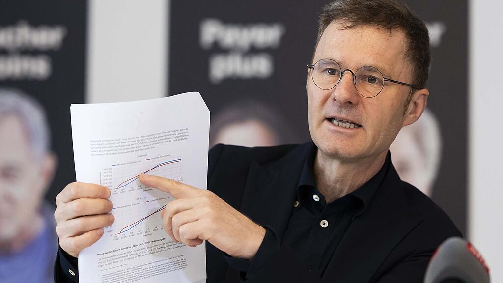 Daniel Lampart, Sekretariatsleiter SGB, spricht waehrend einer ...