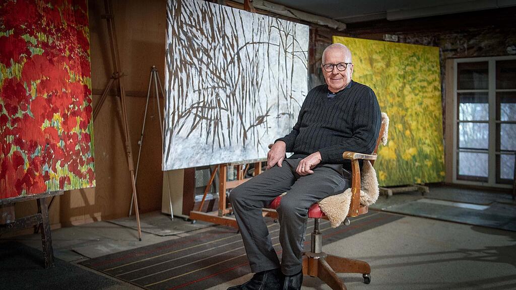 Franz Bucher in seinem Atelier in der Scheune in Horw. Hier entstehen ...