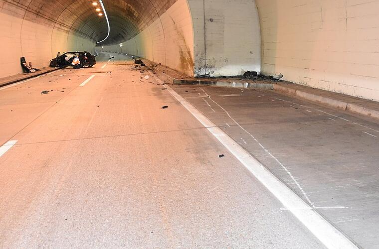 Auto prallt in Nothaltebucht