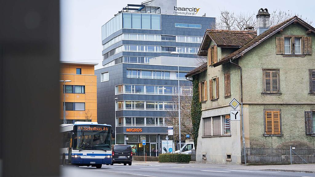 Blick von der Marktgasse auf das Hochhaus mit dem Restaurant Baarcity ...