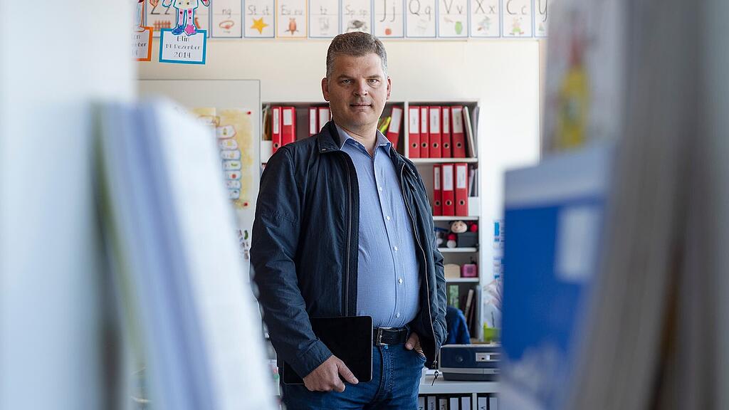 Reto Birrer in einem der neuen Klassenzimmer des Schulhauses Mühlematt ...