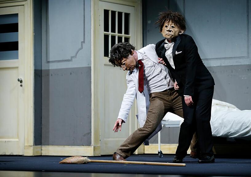 Maskentheater in Zug: Wenn der Doktor zum Patienten wird