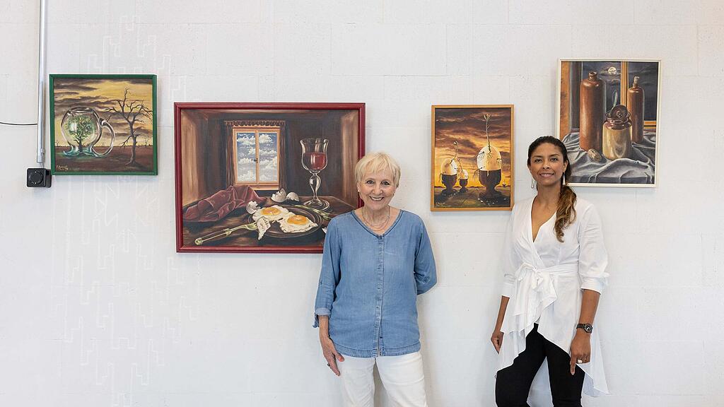 Rita Arendt (links) und Kuratorin Luz Maria Molinari mit Werken von ...