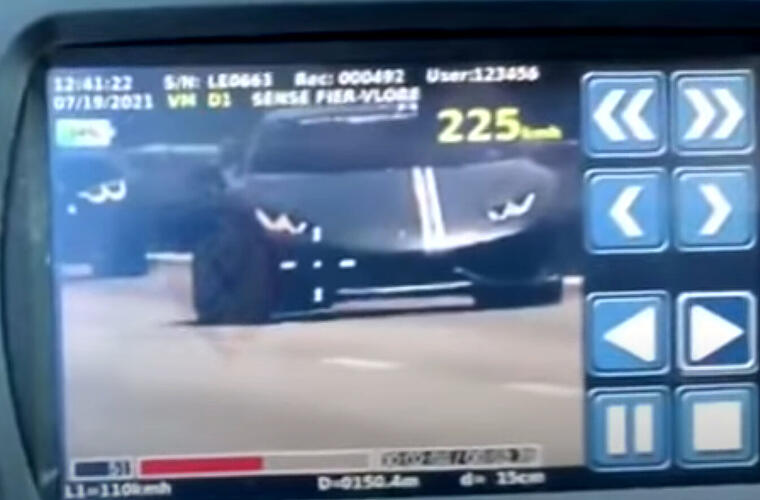 Zwei Schwyzer Luxusschlitten rasen über albanische Autobahn