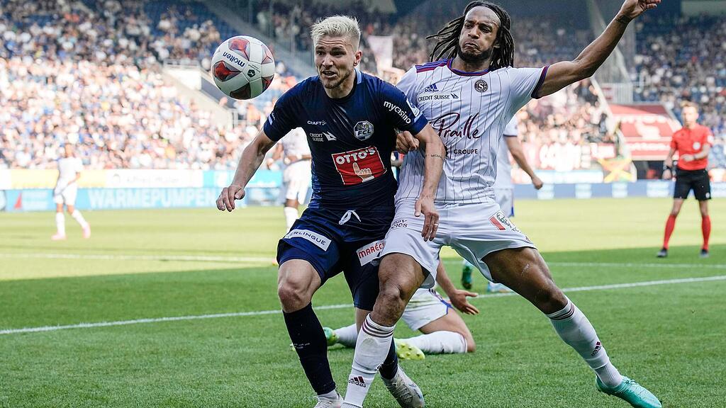 Packende Zweikämpfe vor vollen Rängen in der Swisspor-Arena: Der ...